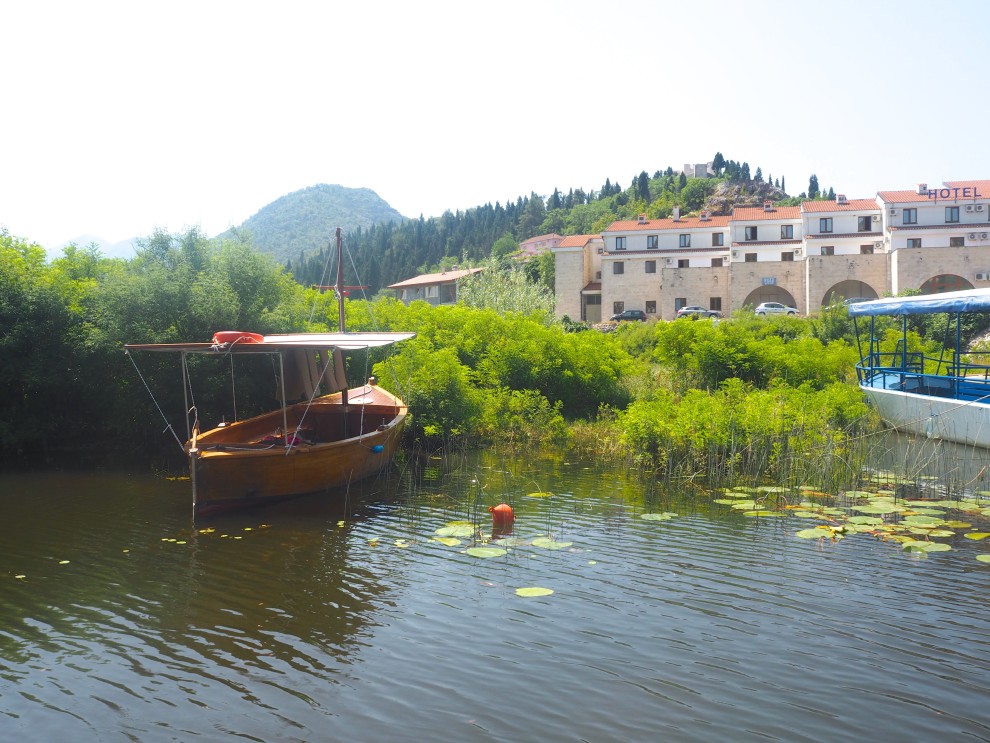 Varen over het meer van Shkodër in Montenegro - Daily Nonsense
